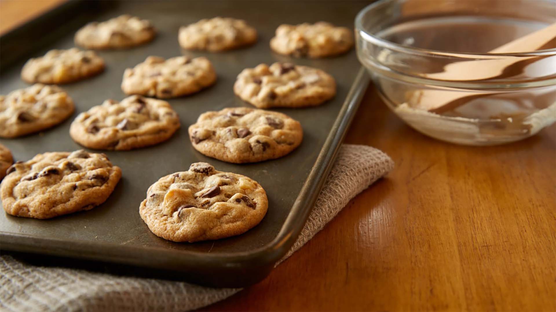 HERSHEY'S CHIPITS Dark Chocolate and Macadamia Cookies Recipe | Recipes
