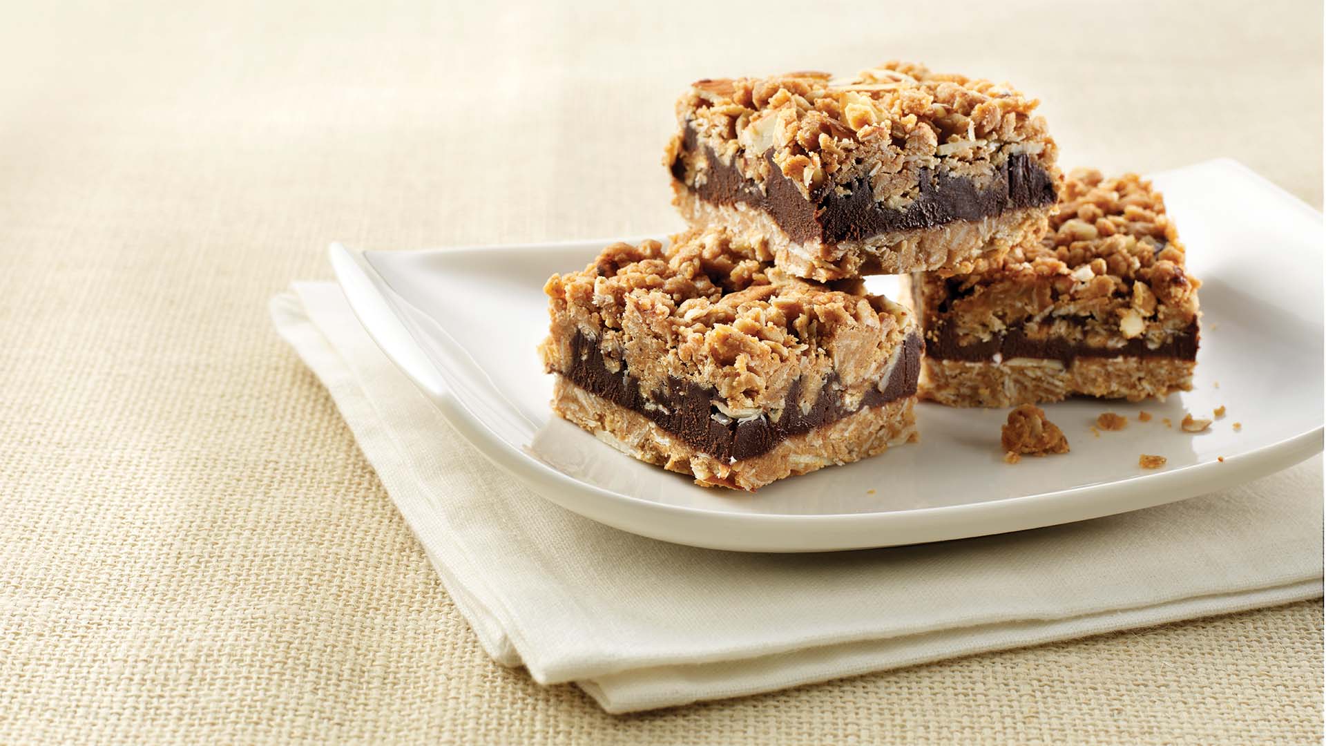 HERSHEY'S CHIPITS No-Bake Butterscotch & Chocolate Oat Bars | Recipes